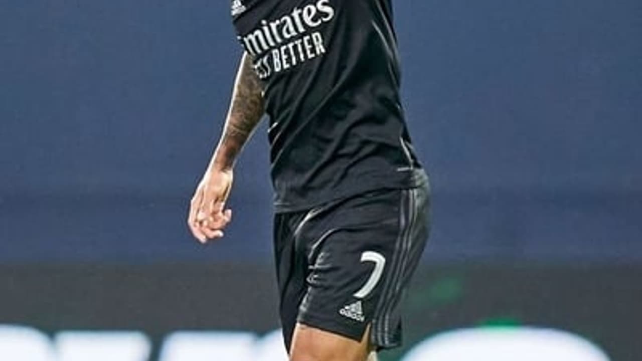 Com gol de Everton Cebolinha, Benfica atropela Famalicão na estreia do ...