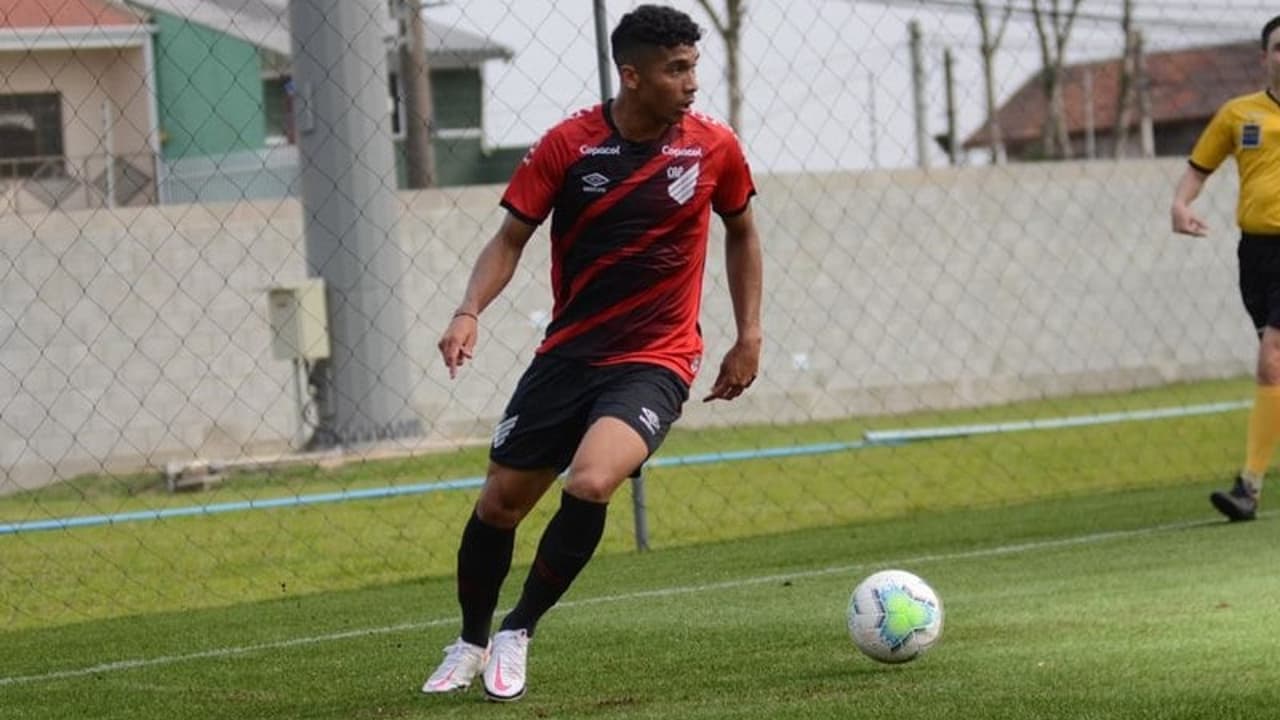 Julimar tem atuação de gala e conduz Athletico no empate com Ceará pelo ...