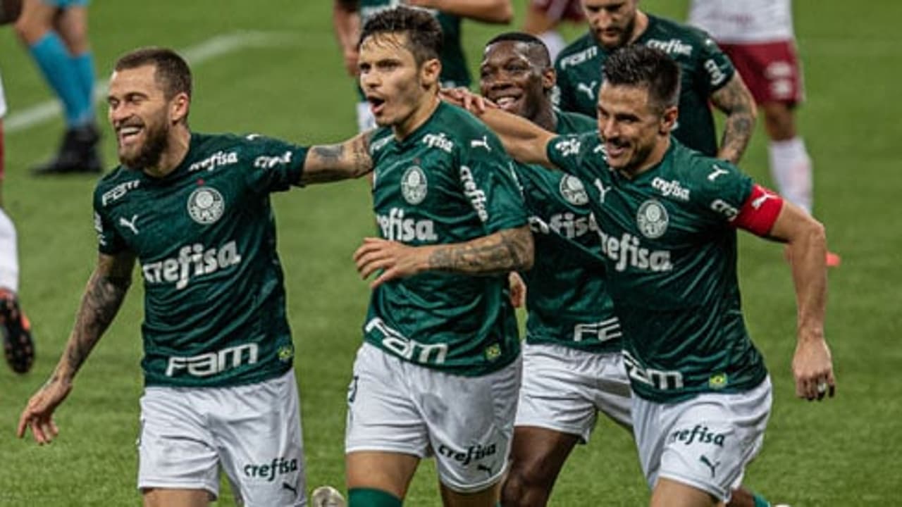 Raphael Veiga brilha, Palmeiras vence o Fluminense e fica mais perto do ...
