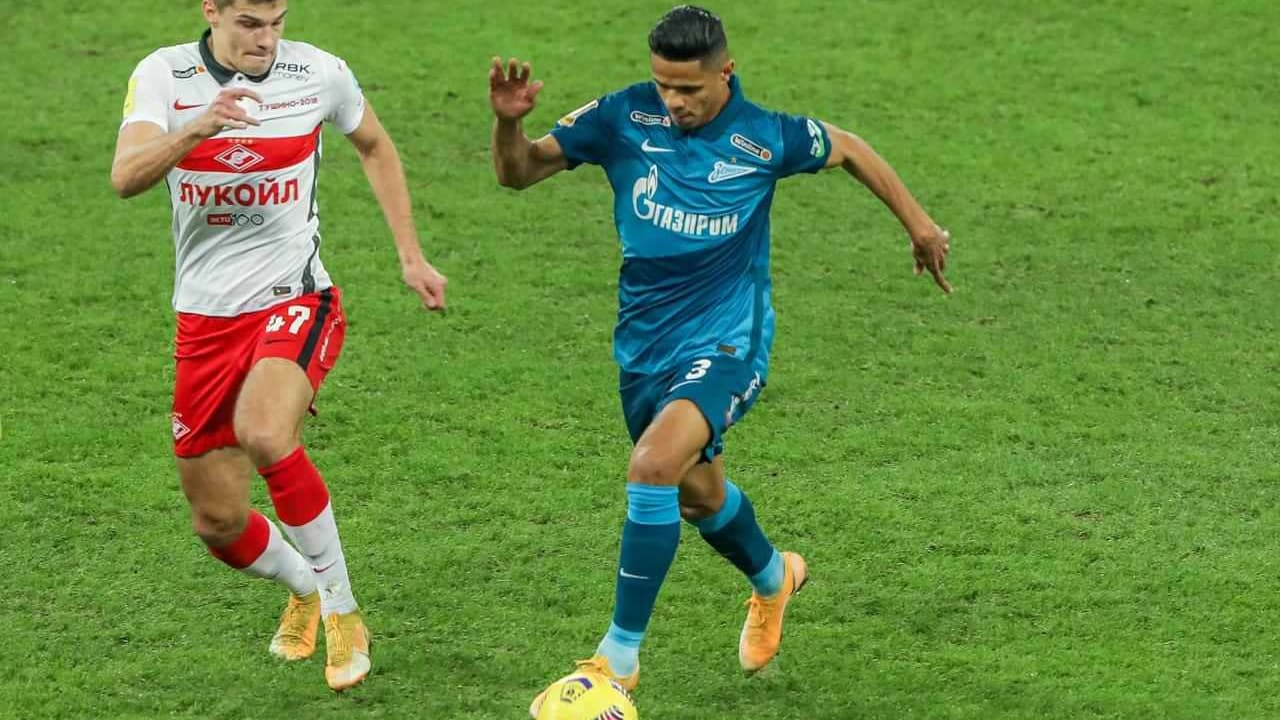 Douglas Santos comemora liderança do Zenit durante recesso de inverno