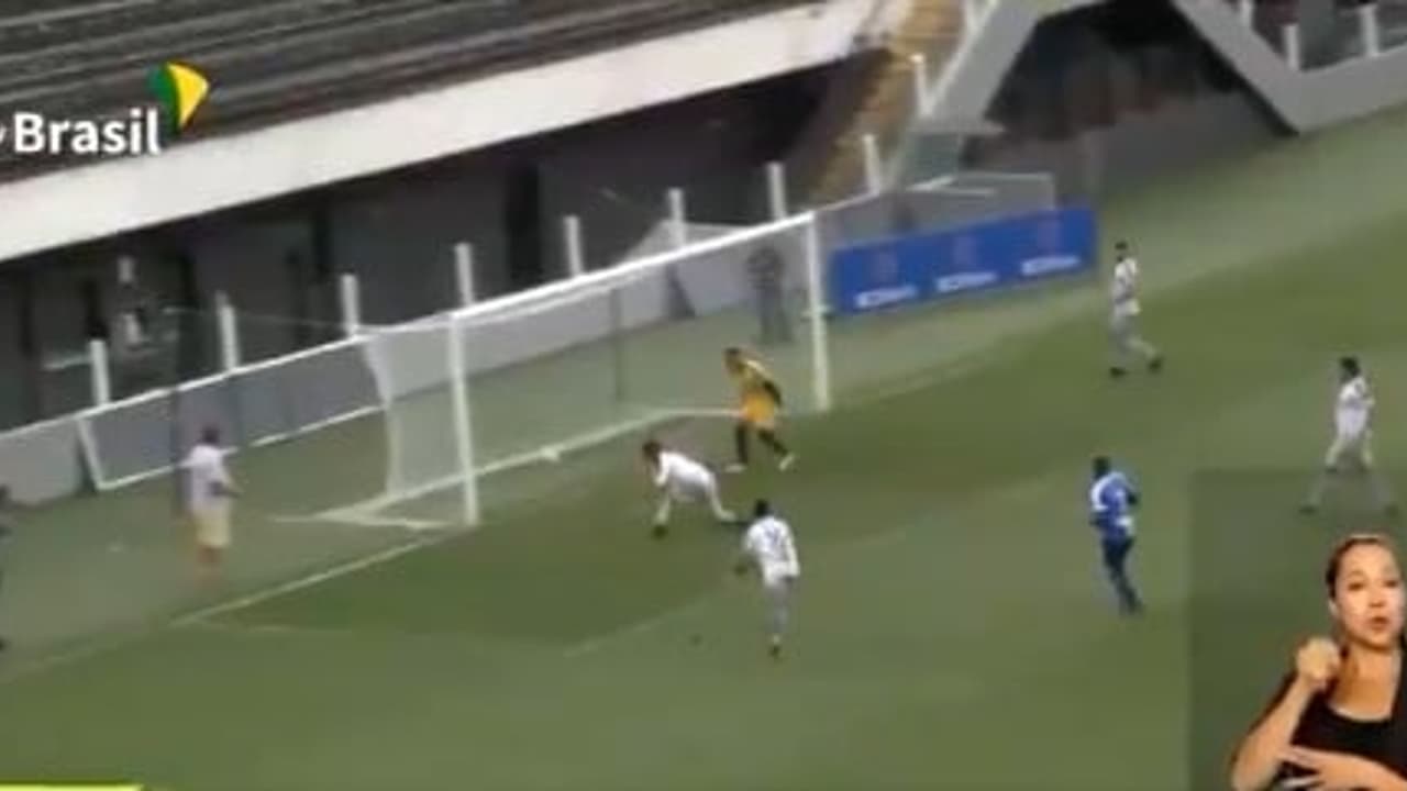 Bolsonaro faz gol na Vila Belmiro, leva tombo e precisa ser amparado ...