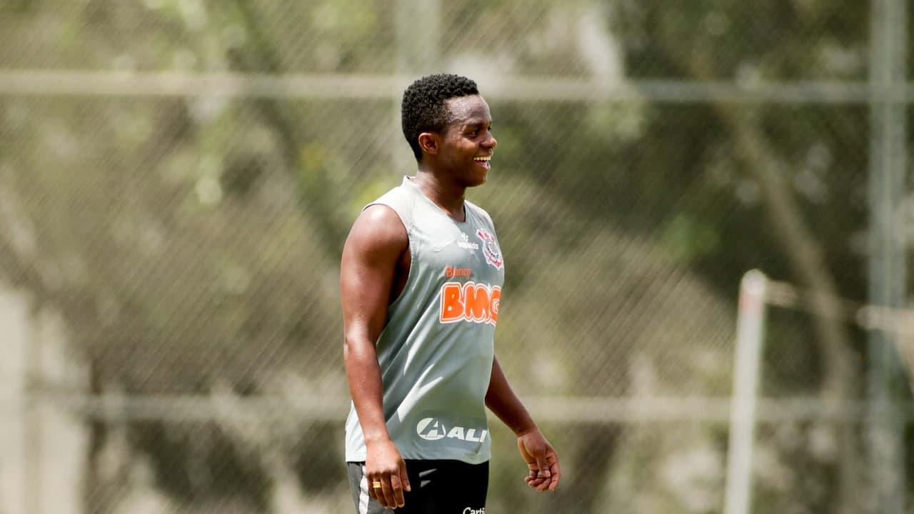Chegou! Cazares se apresenta ao Fluminense e realiza testes físicos