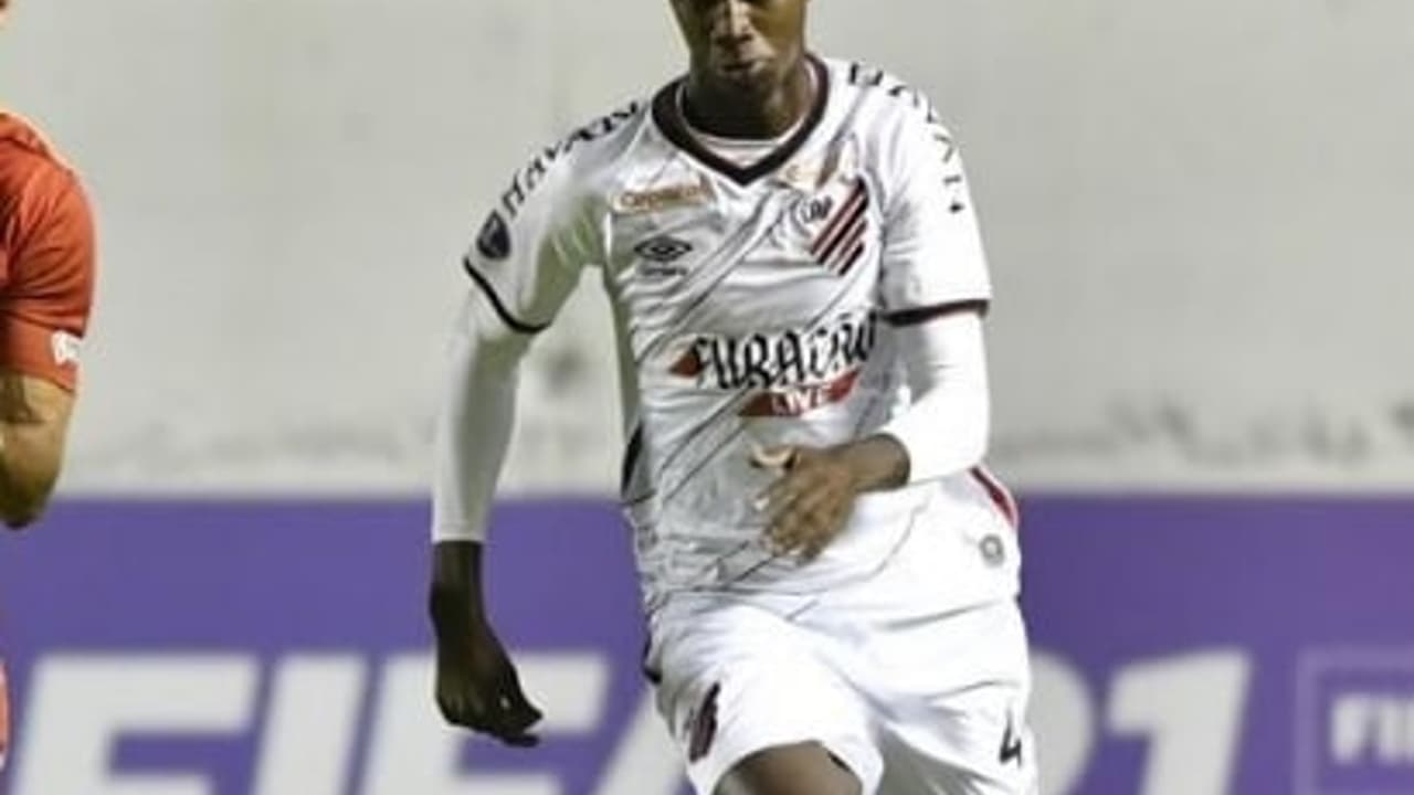 Matheus Babi celebra estreia com vitória no Athletico - Lance!