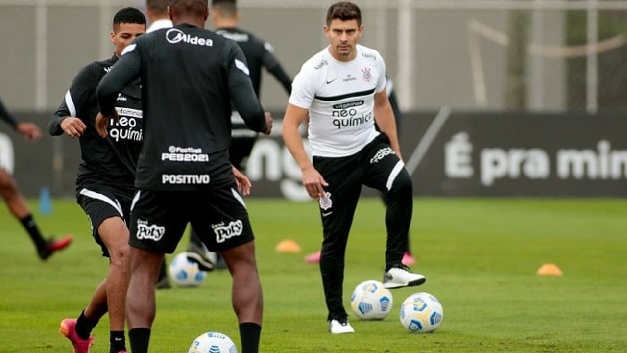 LANCE! mostra as reações do auxiliar Alex Meschini na vitória do ...
