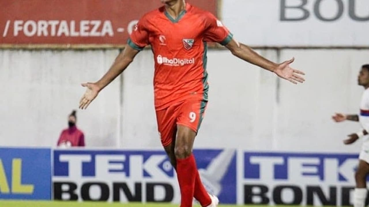 Artilheiro, Alex Bruno celebra bom momento que vive com a camisa do ...