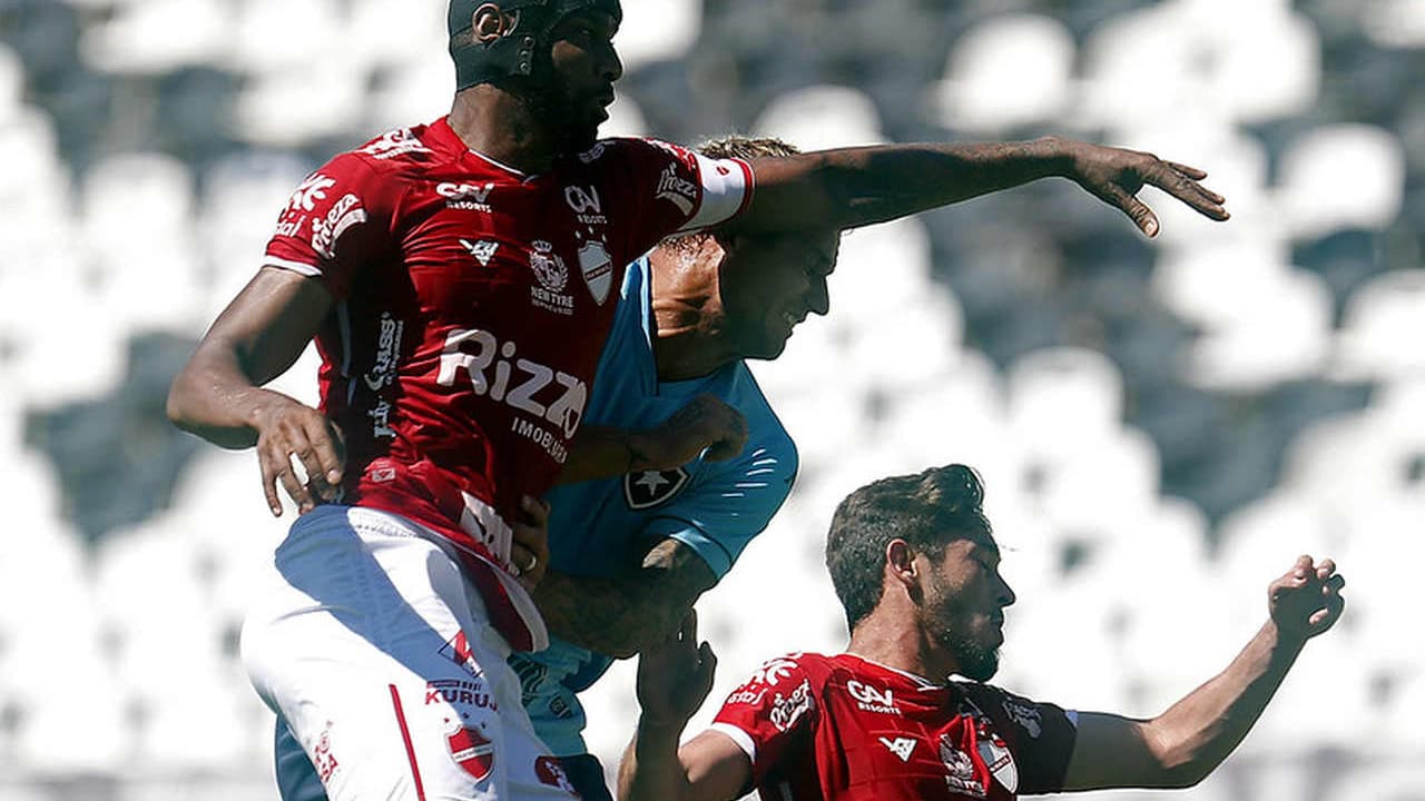 Rafael Moura ironiza VAR após lance de possível pênalti não marcado ao ...