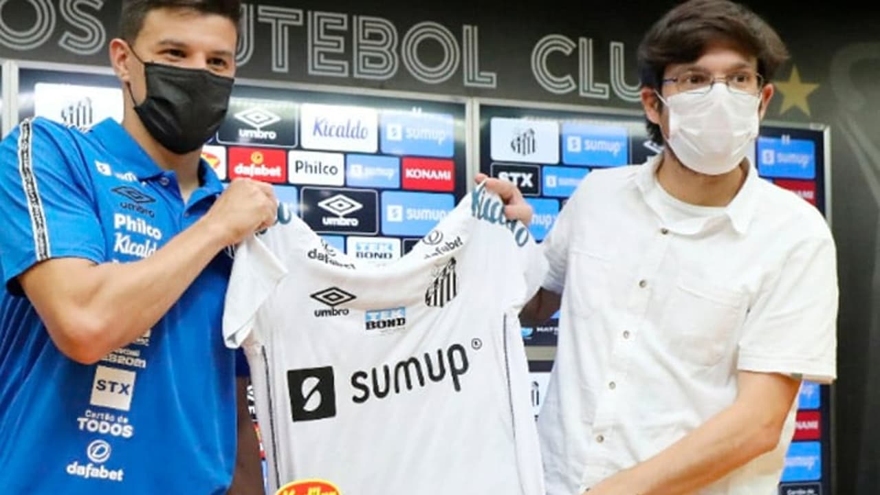 Meia Augusto Galván é apresentado no Santos e recebe a camisa 18 - Lance!