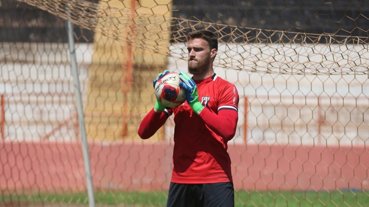 Chapecoense oficializa a chegada do goleiro Igor Bohn - Lance!
