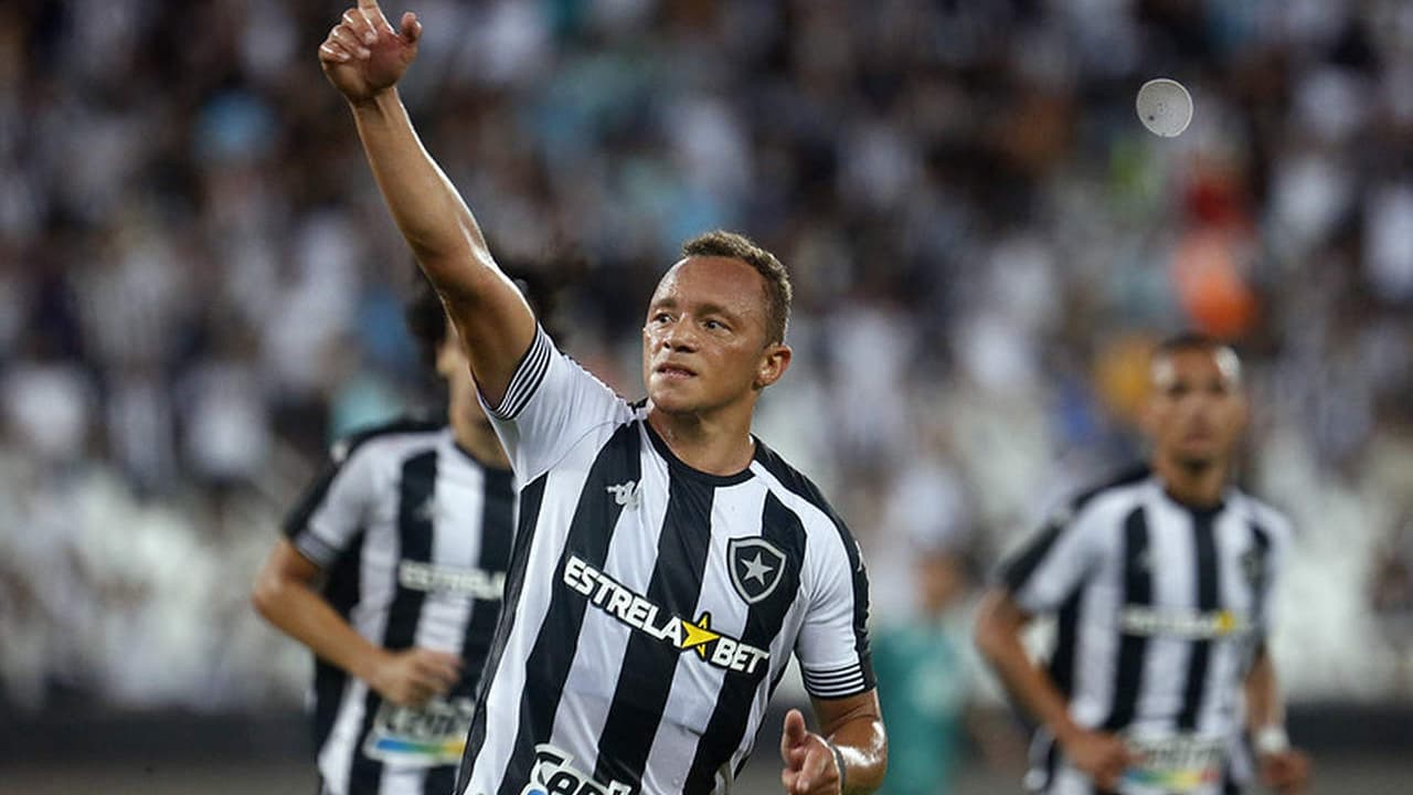 Contrato de Carlinhos com o Botafogo é renovado - Lance!