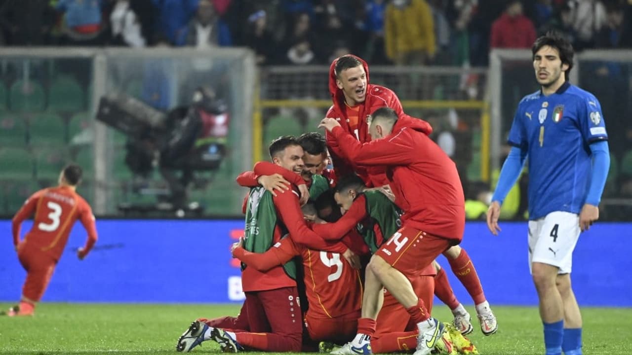 Com gol no fim, Macedônia do Norte vence e Itália está fora da Copa do ...