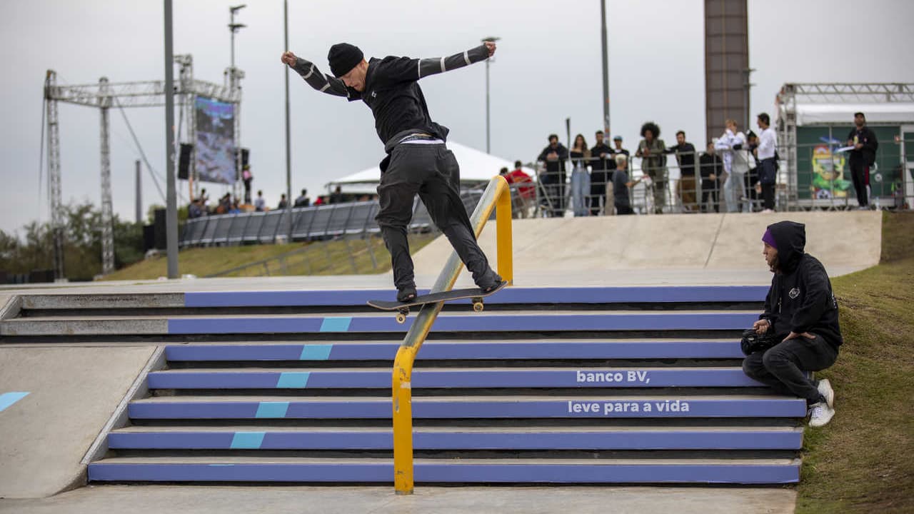 Skate: com brasileiros, SLS inaugura evento com novos formatos de pista