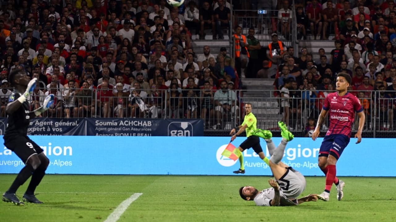 VÍDEO: Foi bicicleta? Messi marca golaço em estreia do PSG no Francês ...