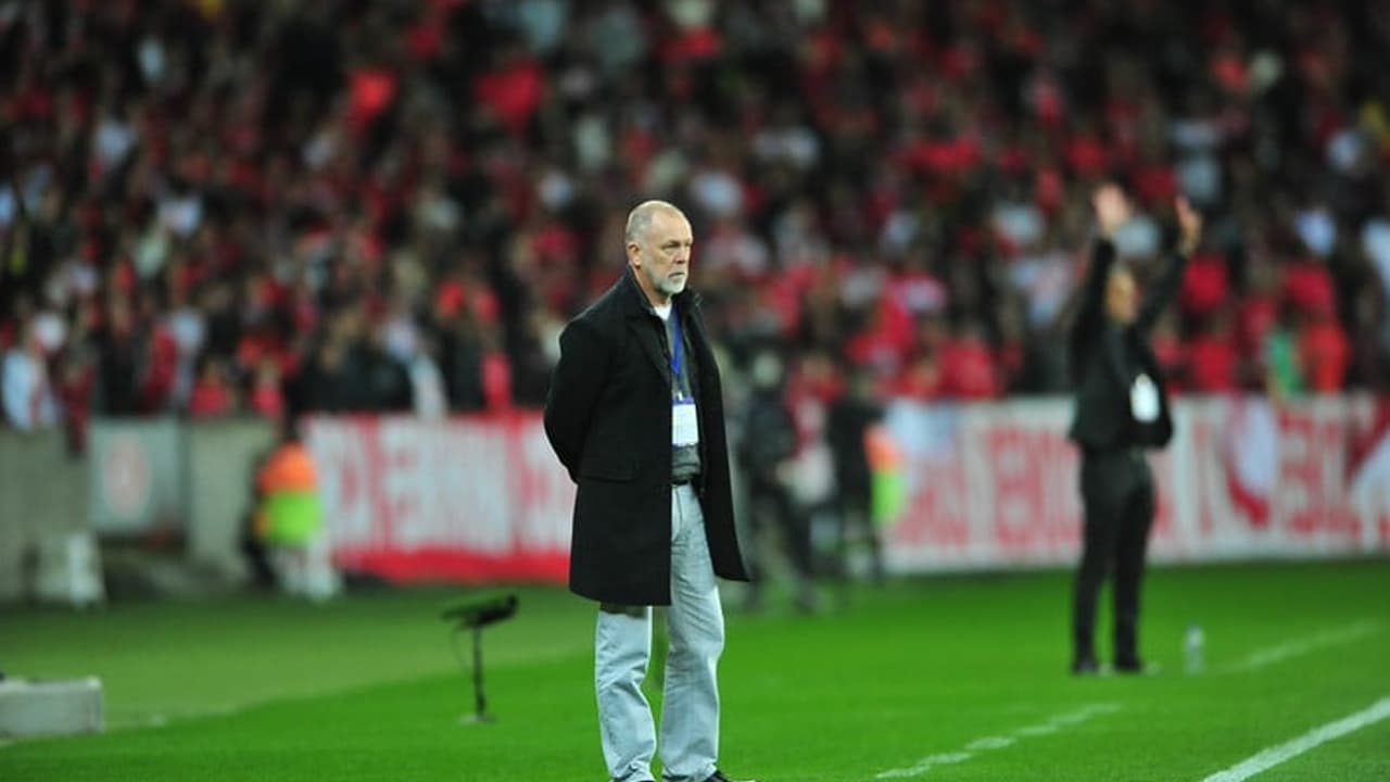 Xingamento de Mano Menezes contra quarto árbitro é relatado em súmula ...