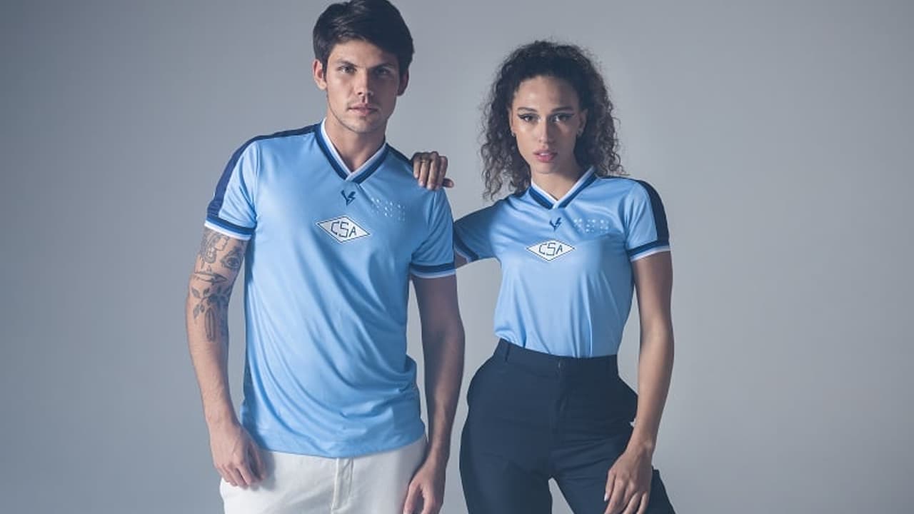 Inclusão e nostalgia marcam lançamento de novo uniforme do CSA - Lance!