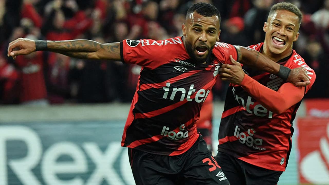 Com Hugo e Felipão expulsos, Athletico vence o Palmeiras e larga na ...