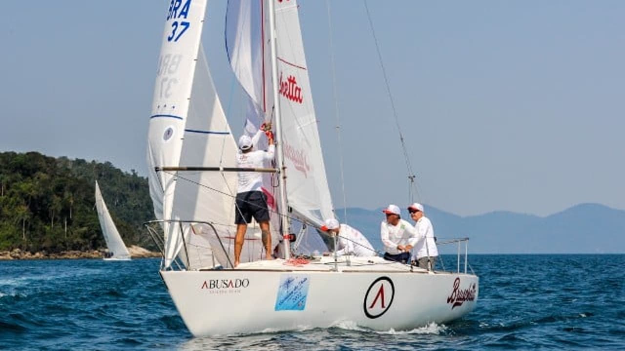 Bruschetta, de Ubatuba (SP), vence regata e empata na liderança na ...