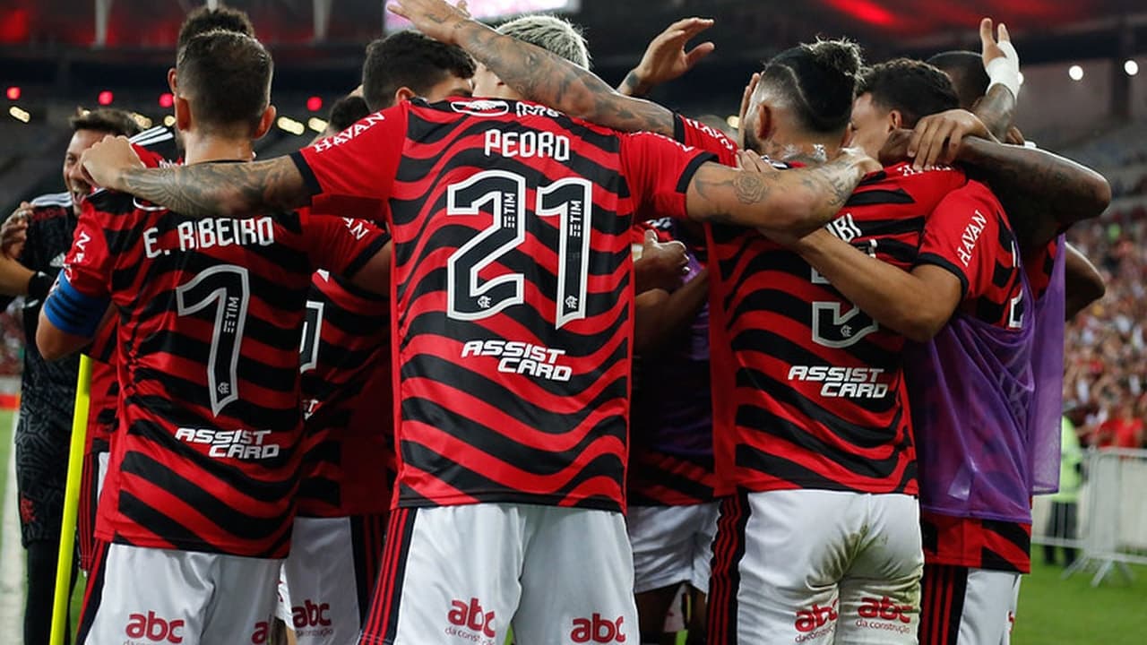 Titular do Flamengo se casa em cerimônia para família e amigos no Rio ...