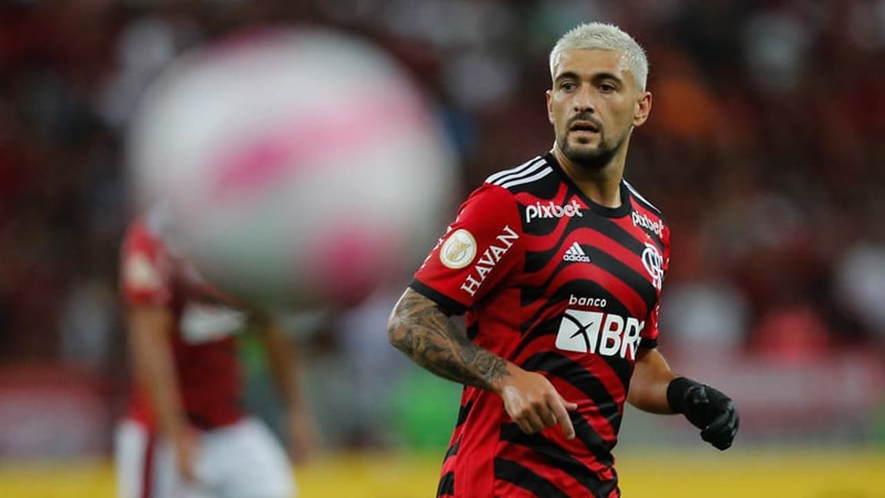 Arrascaeta brinca com parceiro de Flamengo: 'Só faz um gol por ano' - Lance!