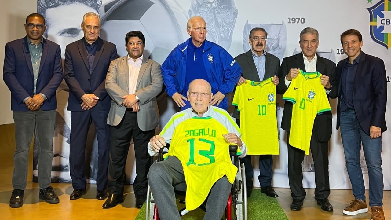 Zagallo ganha estátua na CBF e se impressiona: 'Muito parecido' - Lance!