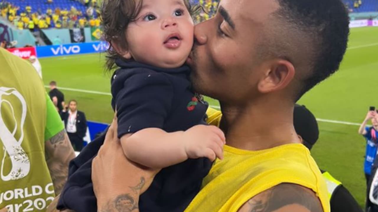 Gabriel Jesus comemora vitória da Seleção na Copa do Mundo com Raiane ...
