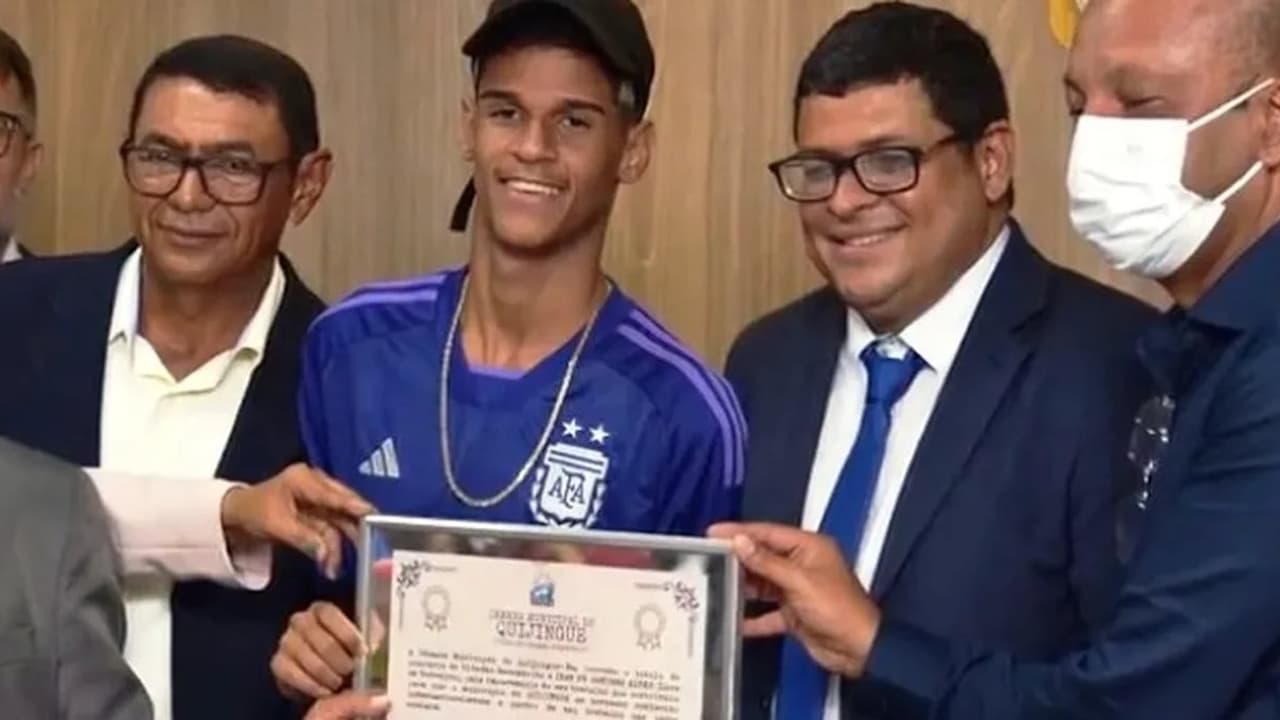 Com camisa da Argentina, Luva de Pedreiro recebe título de cidadão ...