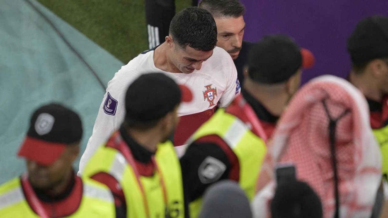Cristiano Ronaldo deixa o campo chorando após eliminação de Portugal na ...