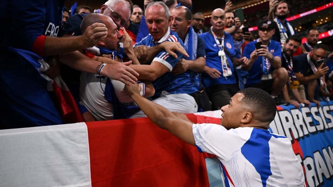Copa do Mundo: Mbappé acerta chute em torcedor e vai à arquibancada se ...