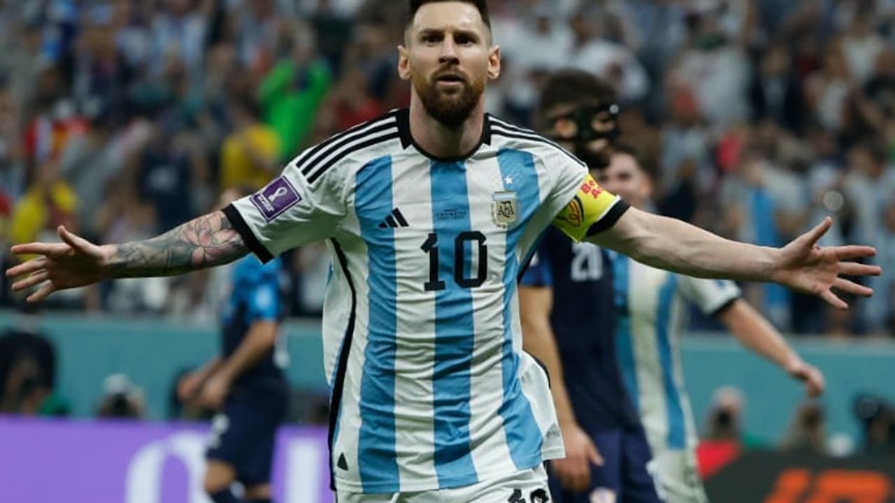 Camisa gigante de Messi é pendurada na cidade natal do craque da Argentina