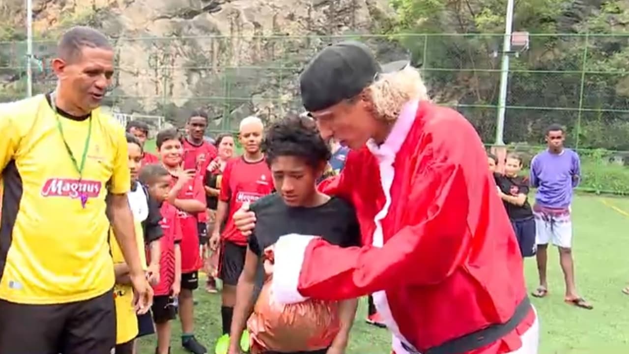 David Luiz, do Flamengo, se fantasia de Papai Noel e surpreende ...
