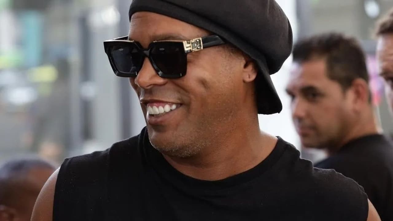 Ronaldinho Gaúcho é ovacionado por multidão de fãs na Índia