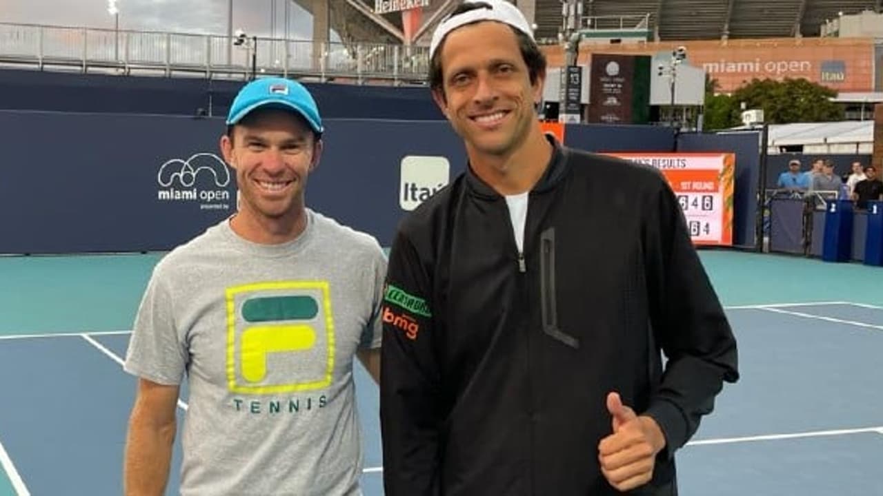 Melo vai às oitavas de Miami com australiano