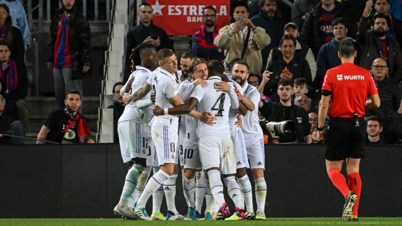 Vini Jr marca, Benzema faz história, Real Madrid derrota Barcelona e ...