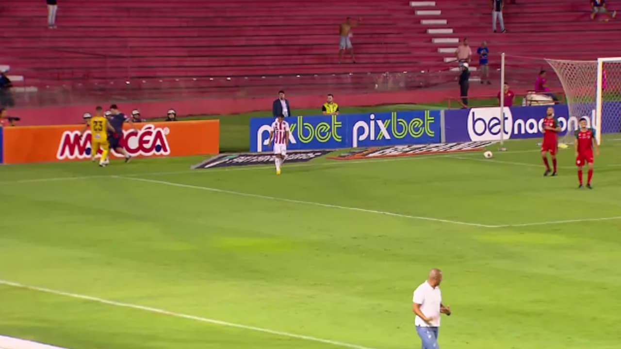 Que habilidade! Gandula viraliza após dar caneta em goleiro no ...