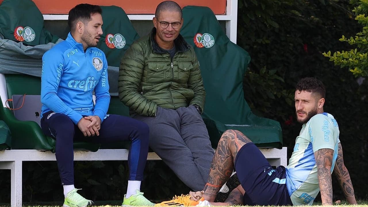 Entenda o que o ex-meia Alex faz durante o treinamento do Palmeiras na ...