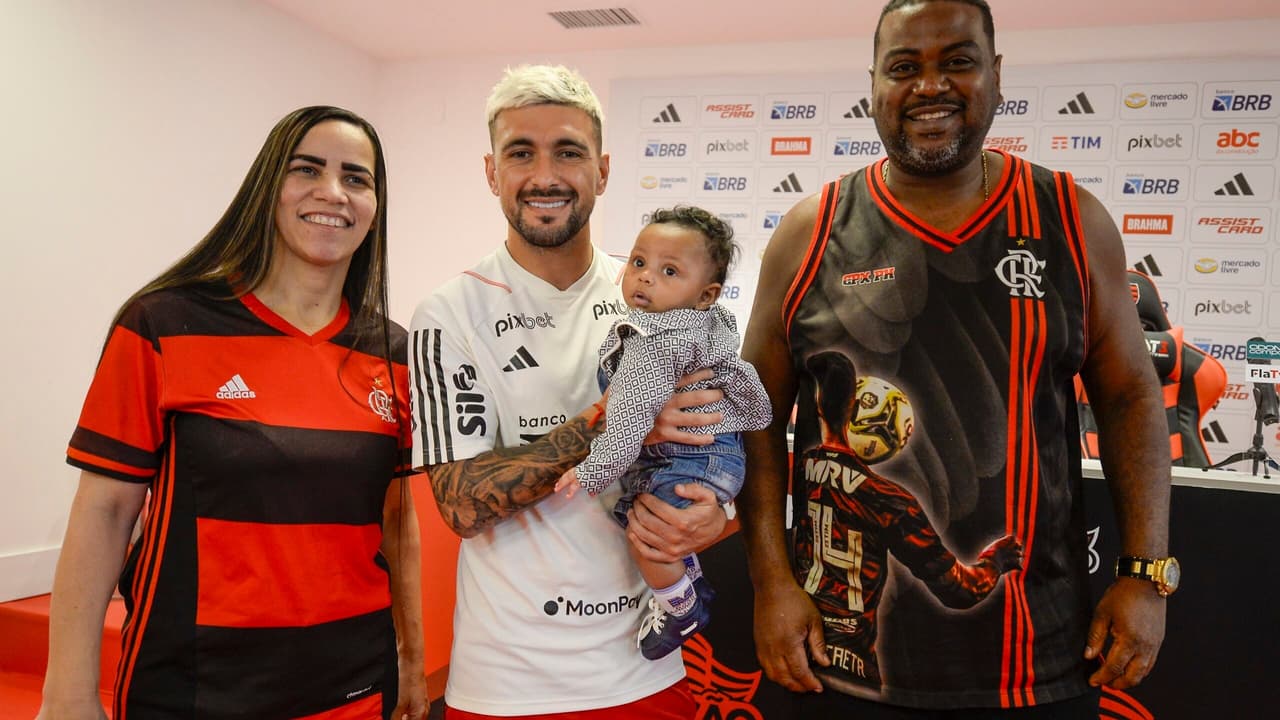Bebê que leva nome de Arrascaeta conhece ídolo do Flamengo no Ninho do ...