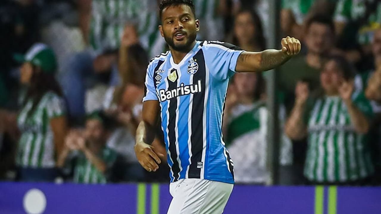 Reinaldo sobe no ranking dos laterais com mais gols na história do ...