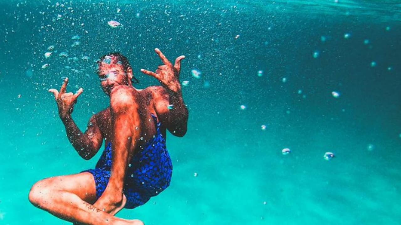 Lewis Hamilton mergulha nas férias e chama atenção da web com foto ...