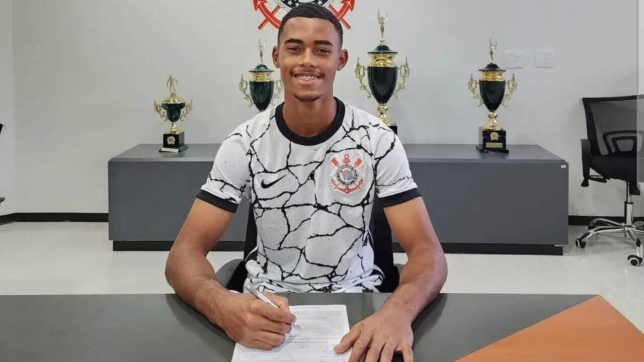 Goleiro da base assina primeiro contrato com o Corinthians - Lance