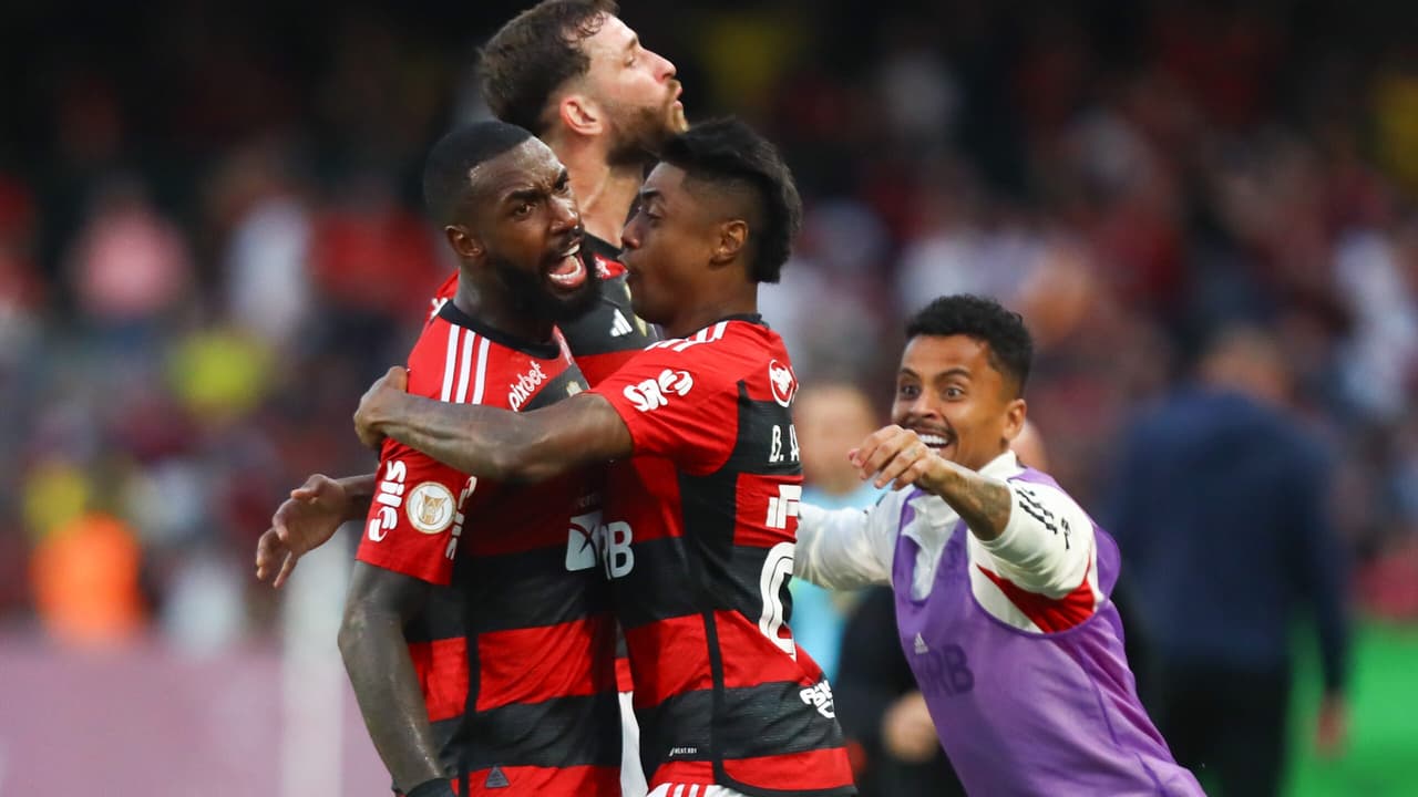 No apagar das luzes, Flamengo vira sobre o Coritiba e volta ao G-4 do ...