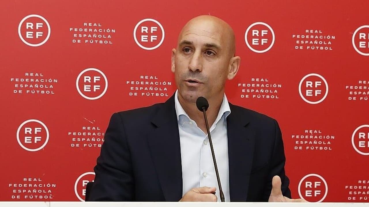 Luis Rubiales renuncia à presidência da Federação Espanhola de Futebol ...