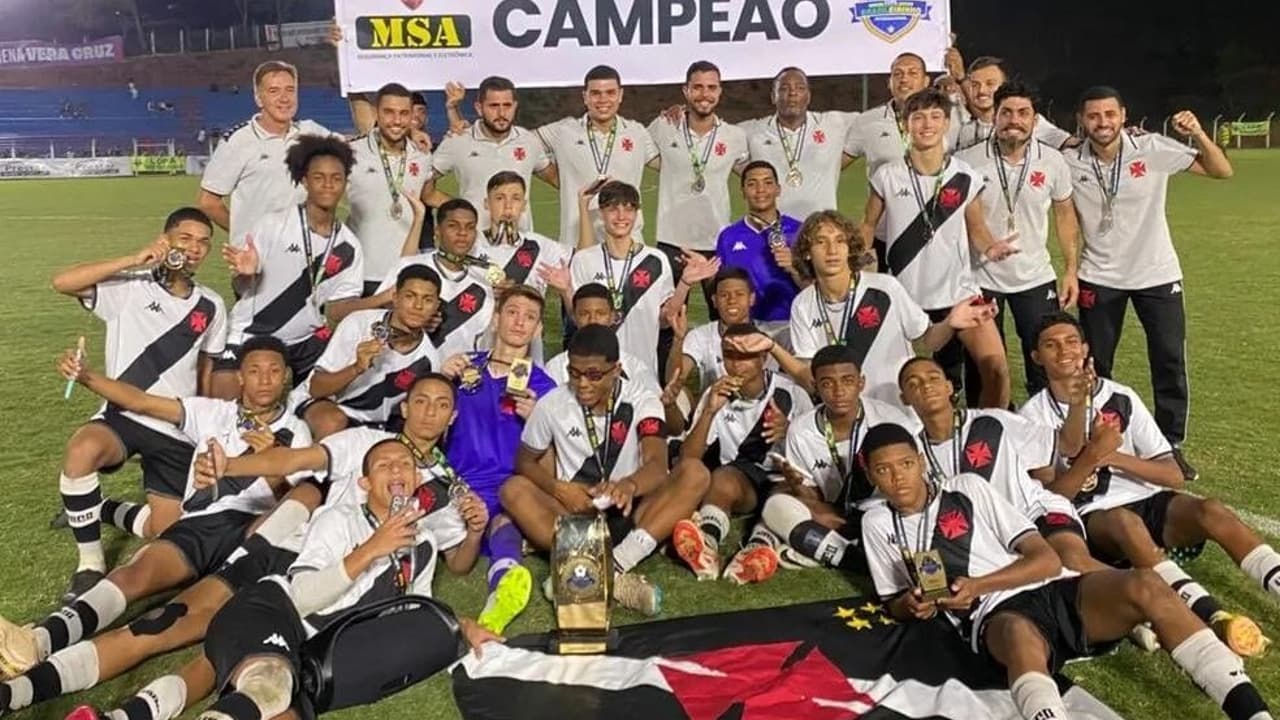 Ônibus com delegação sub-14 do Vasco pega fogo na estrada - Lance!