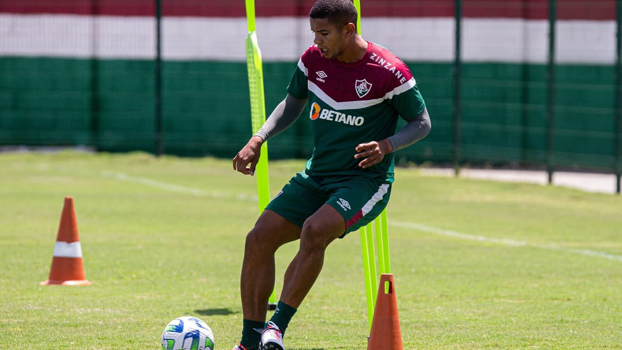 Com a mesma lesão de Nino, David Braz retorna aos treinamentos após ...