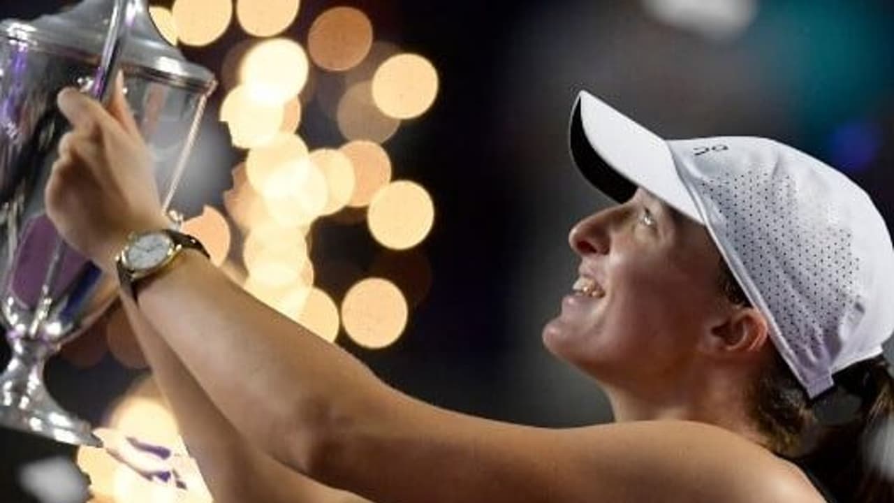 Swiatek arrasa, é campeã do WTA Finals e encerra ano como número 1