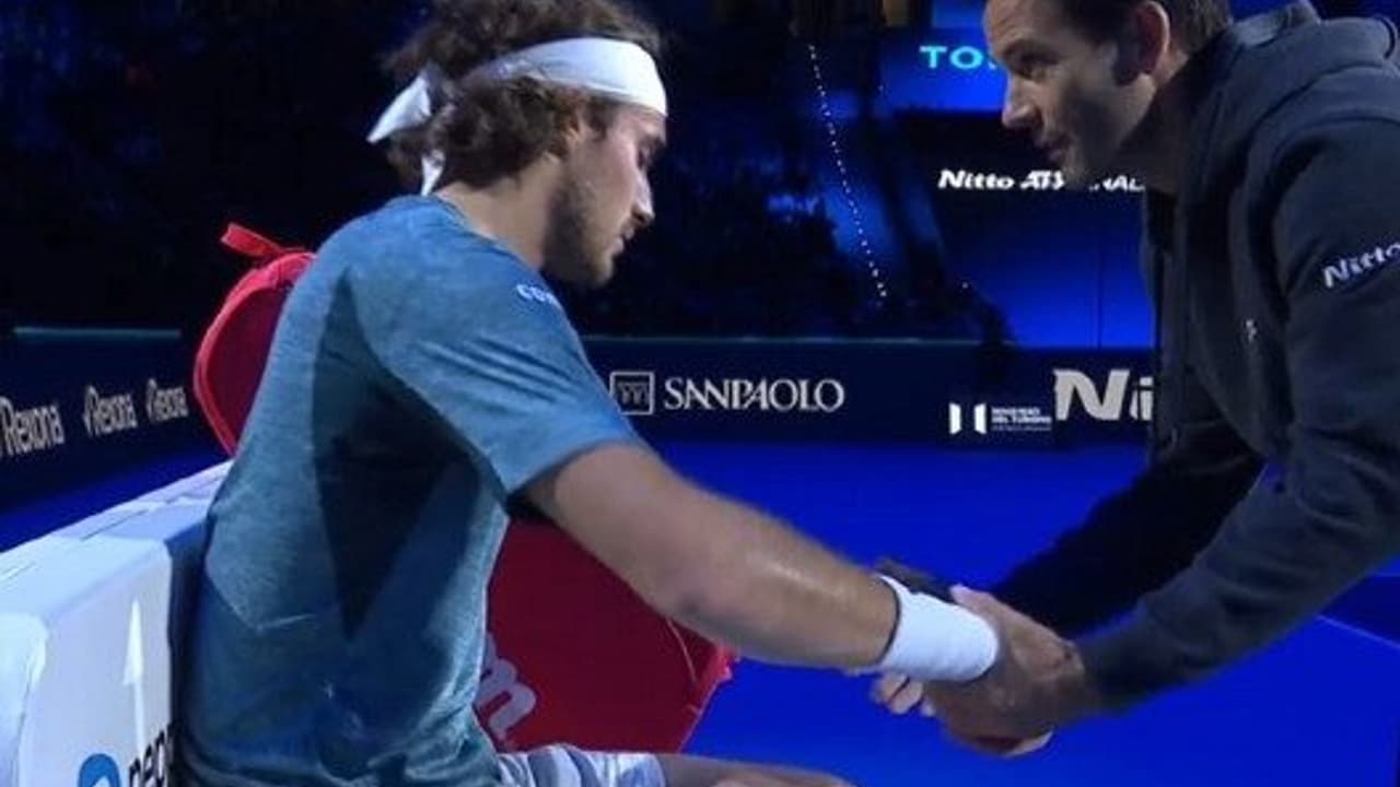 Tsitsipas joga três games, desiste contra Rune e leva vaias no ATP Finals