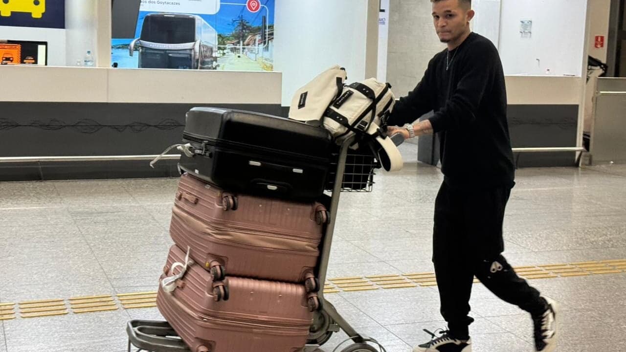 Reforço do Vasco, Adson desembarca no Rio e se mostra animado com o ...