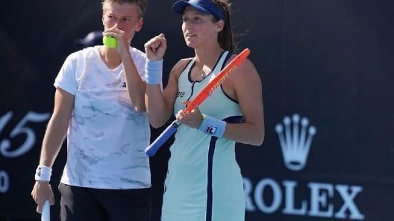 Luisa Stefani vence batalha nas duplas e vai às oitavas no Australian Open