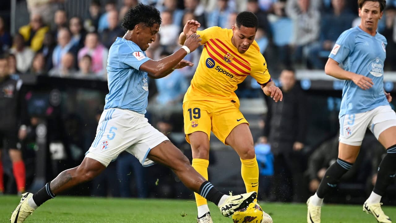 Vitor Roque passa em branco em primeiro jogo como titular, mas ...