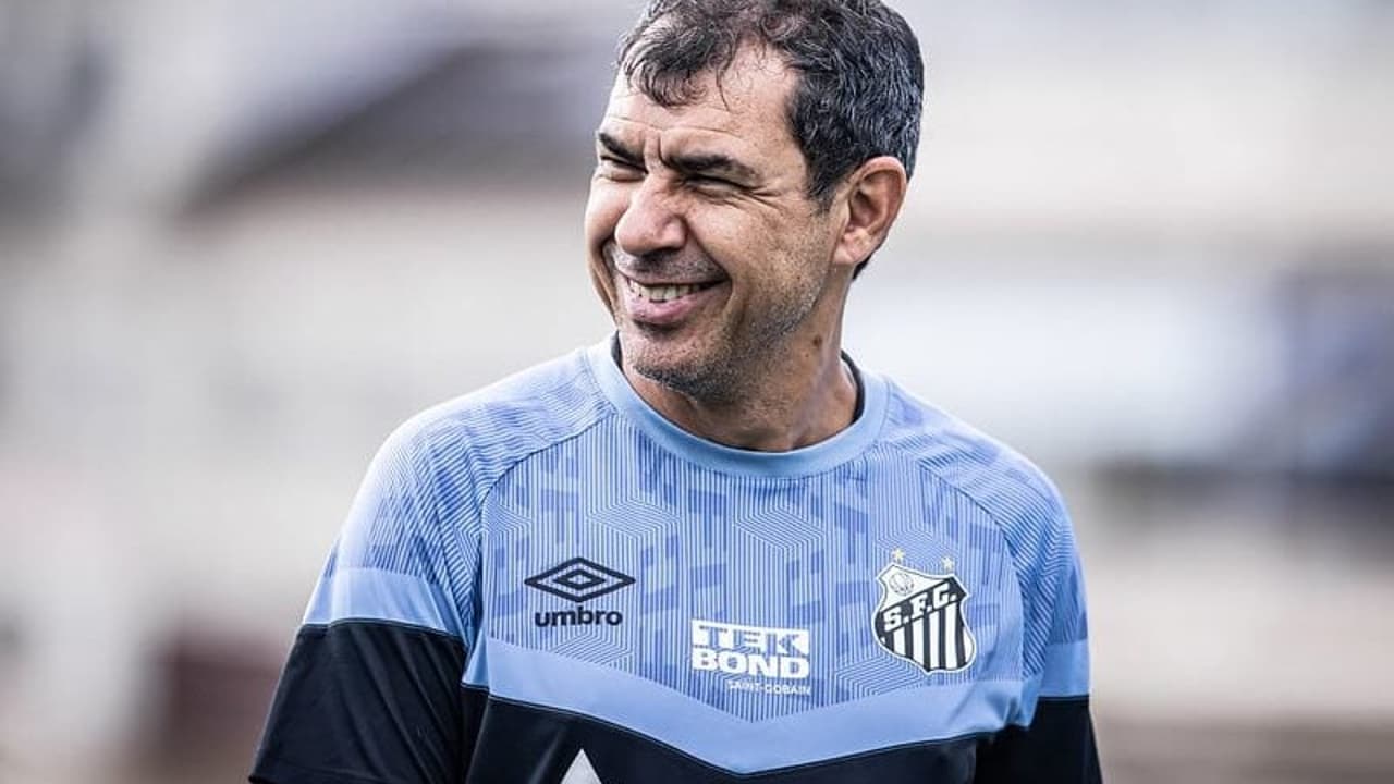 Carille comemora vitória do Santos e se impressiona com público - Lance!
