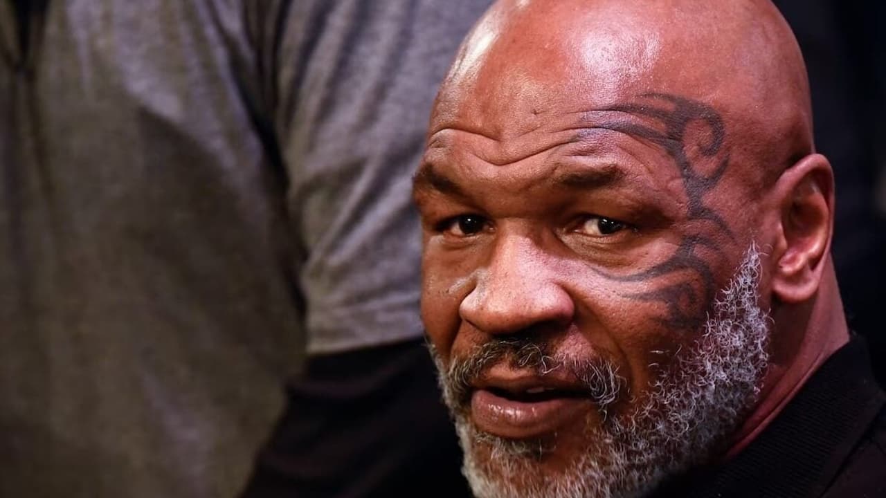 Tyson mostra forma física em sessão de fotos com fãs antes de luta