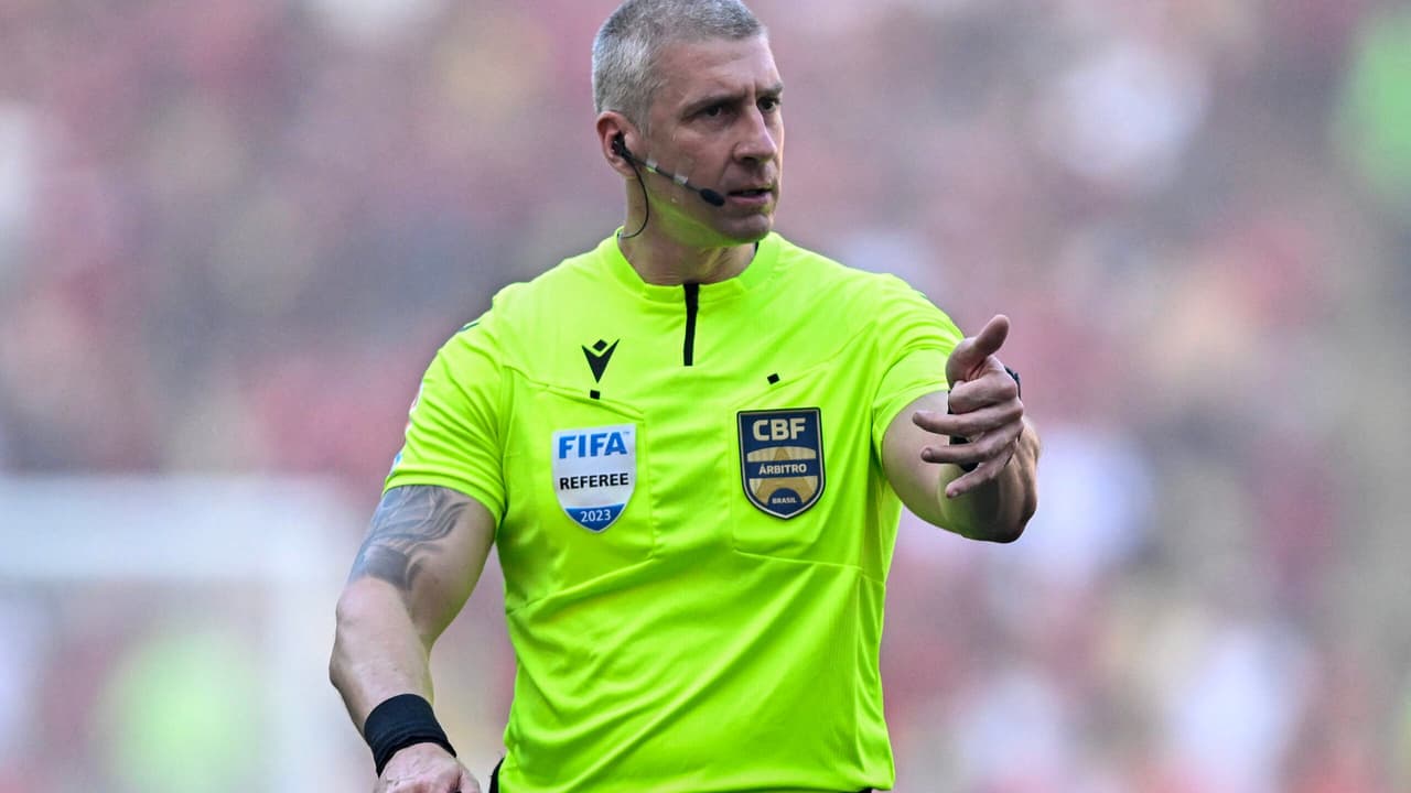 PC Oliveira vê 'erro gravíssimo' da arbitragem em Athletico Paranaense ...